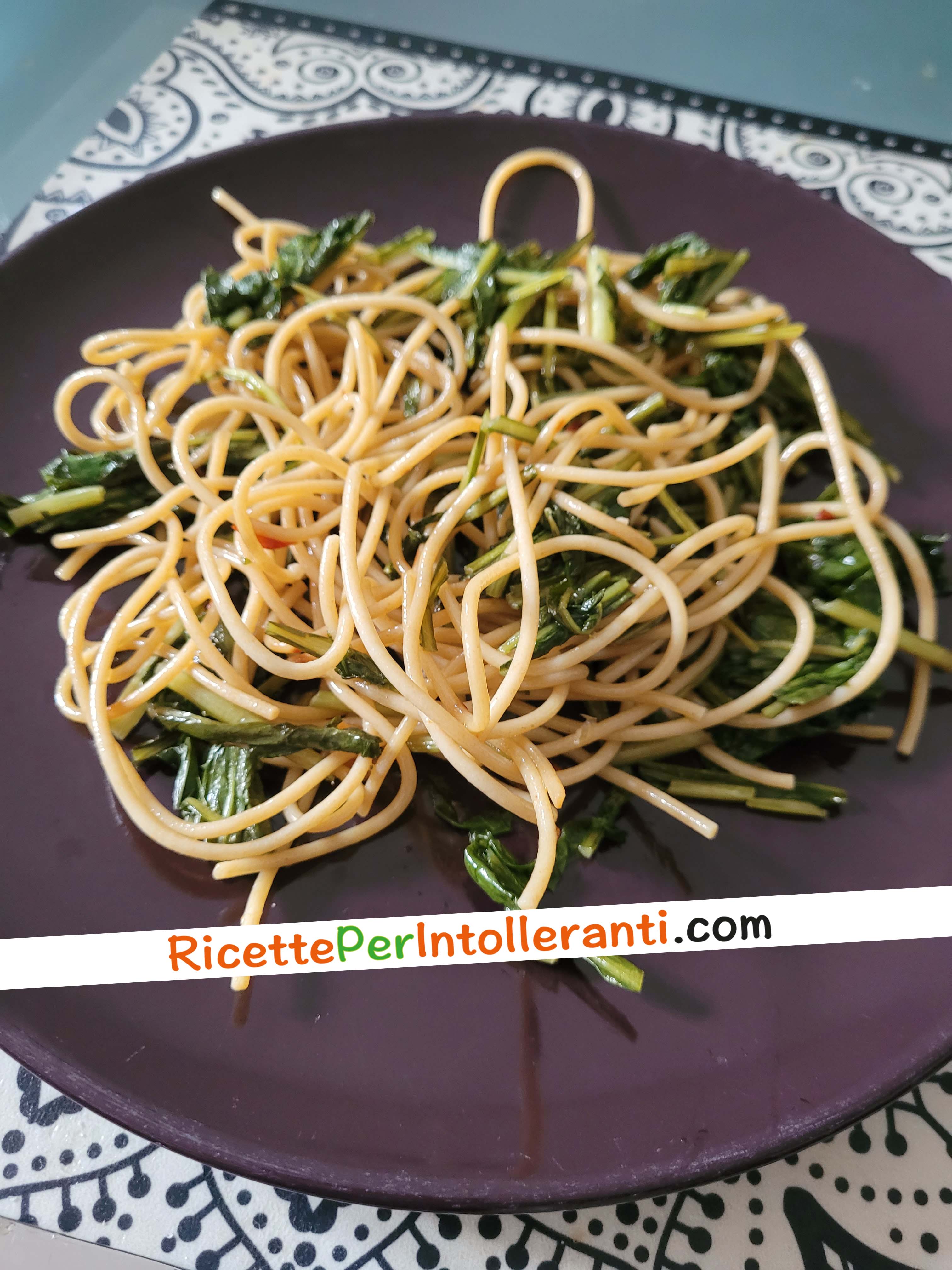 SPAGHETTI CON CICORIA RIPASSATA – RICETTE PER INTOLLLERANTI